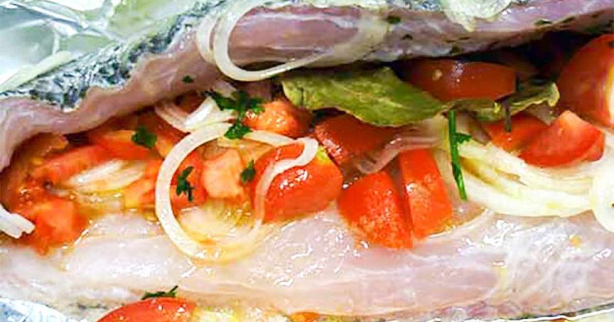 Robalo assado recheado com tomates e pimentões