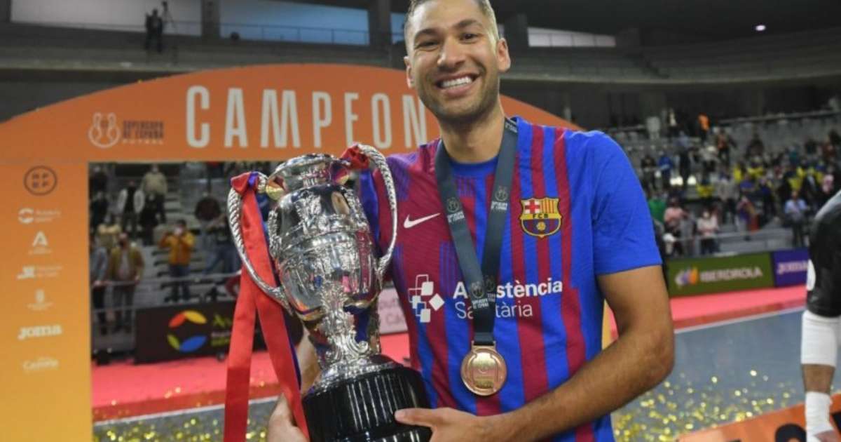 Pito comemora a conquista do seu primeiro título com o Barcelona