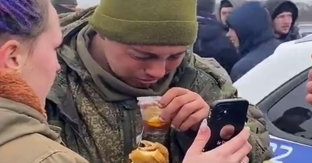 Soldado russo é acolhido por ucranianos após se render; veja