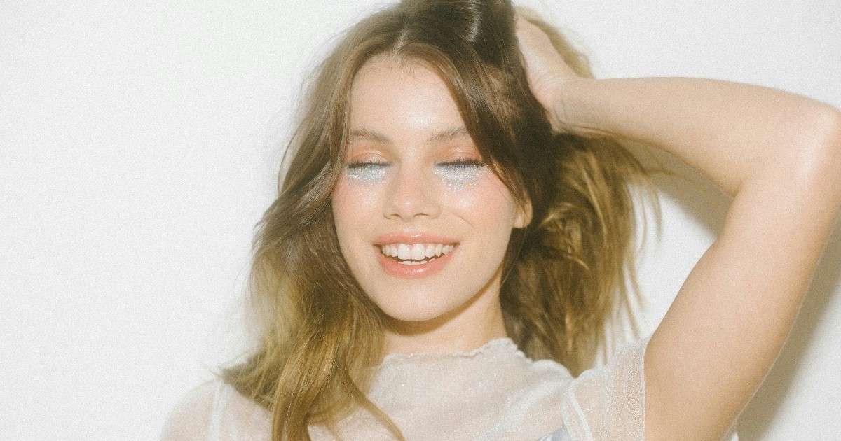 Clarissa lança "Bonita e Miserável" e anuncia nova turnê nacional