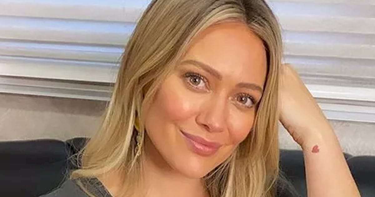 Cantora Hillary Duff posa nua para revista