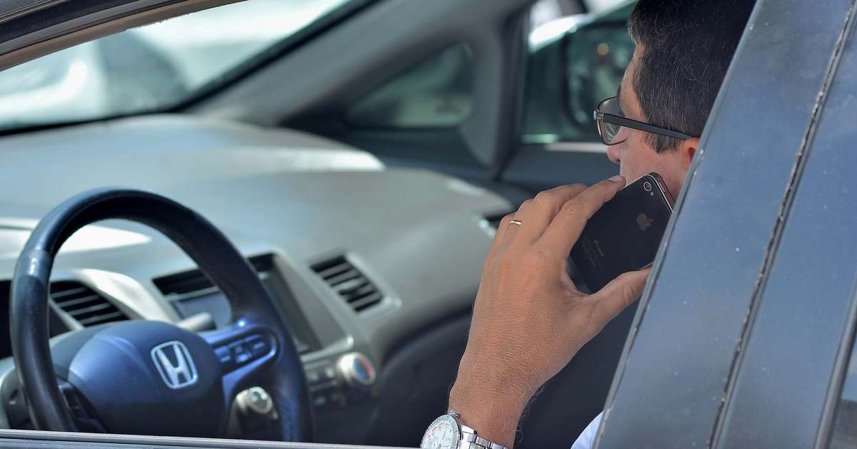 Dirigir com o telefone celular na mão dá multa? Conheça os tipos de ...