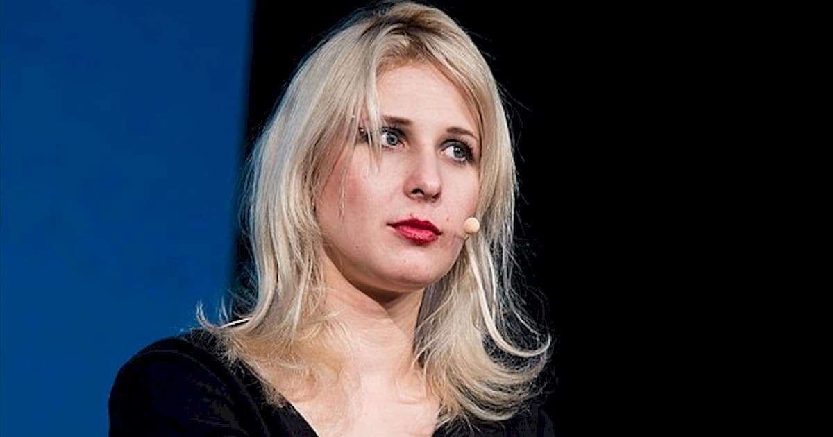 Cantora foge da Rússia após criticar Putin