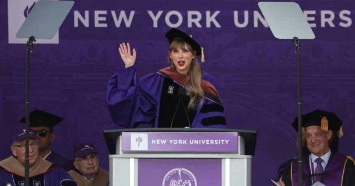 Taylor Swift recebe diploma de doutorado honorário em cerimônia em Nova ...