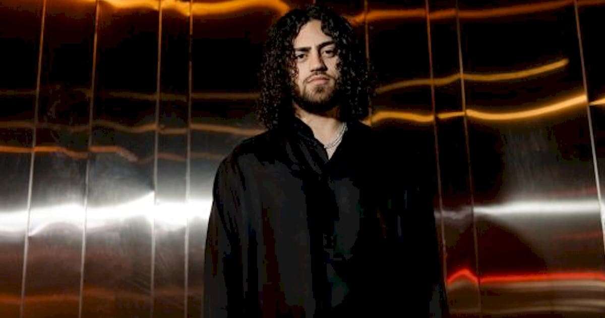 Ali Gatie apresenta uma suave balada R&B em "IDK"