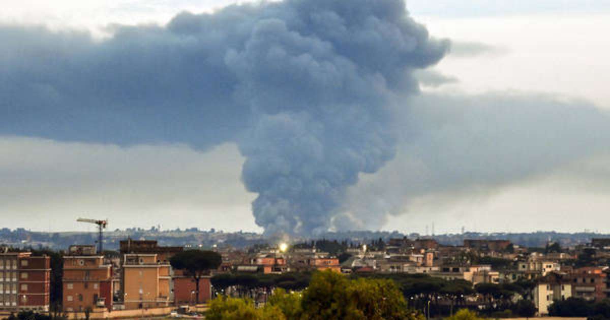 Incêndio de grande proporção atinge depósito de resíduos em Roma