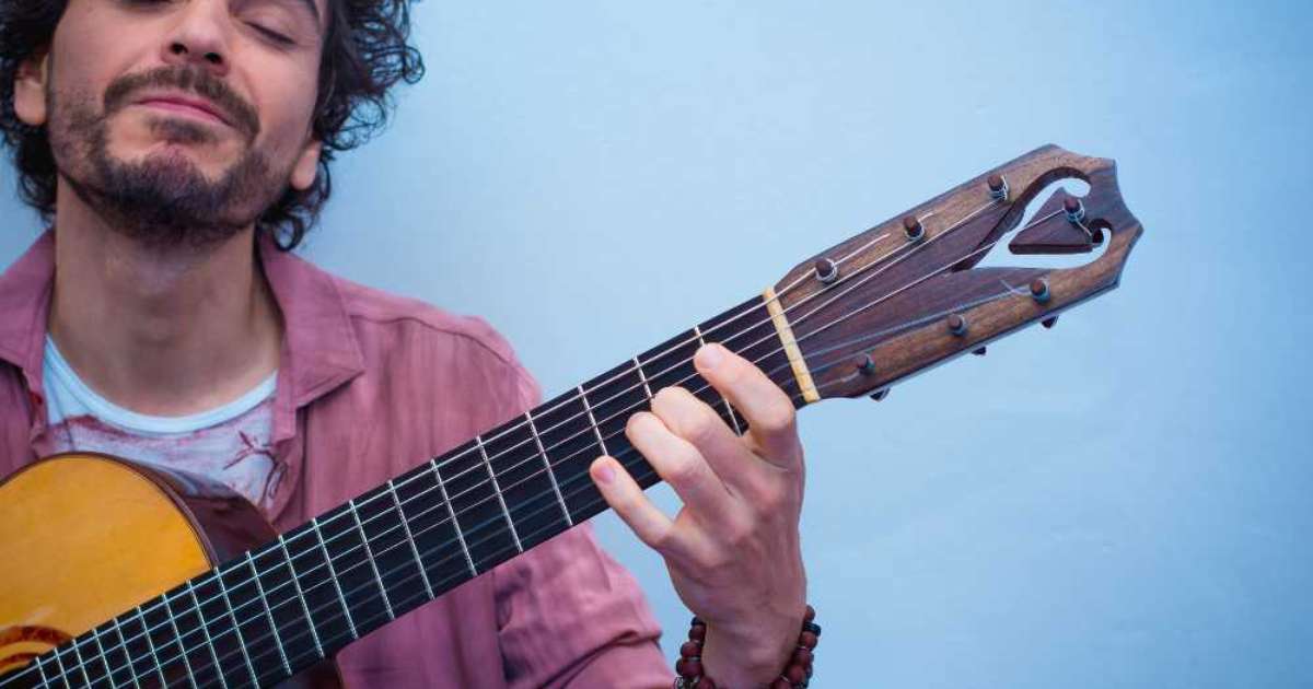 Conheça a história de Sergio Abalos, violonista argentino com sotaque ...
