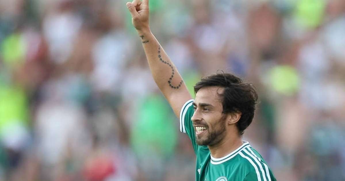 Valdivia, ex-Palmeiras, confirma o fim da carreira como jogador de futebol