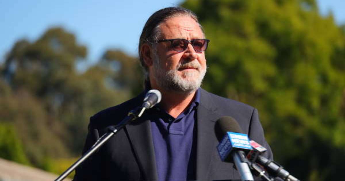 Crowe diz que está 'de volta ao escritório' ao visitar Coliseu