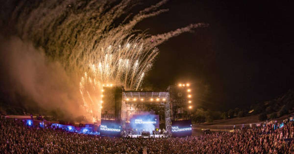 Jovens desafiam máfia italiana em festa com 10 mil pessoas