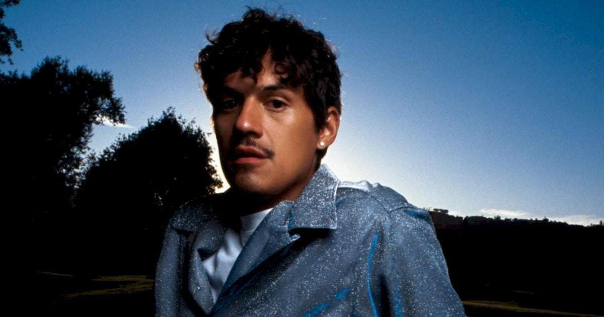 Omar Apollo lança a versão deluxe do álbum "Ivory (Marfil)"