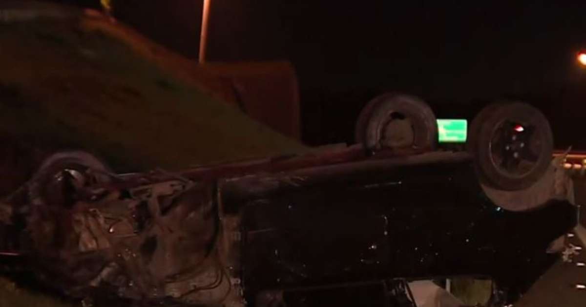 Passageira sobrevive a capotamento, sai do carro e morre ao ser atropelada em Porto Alegre