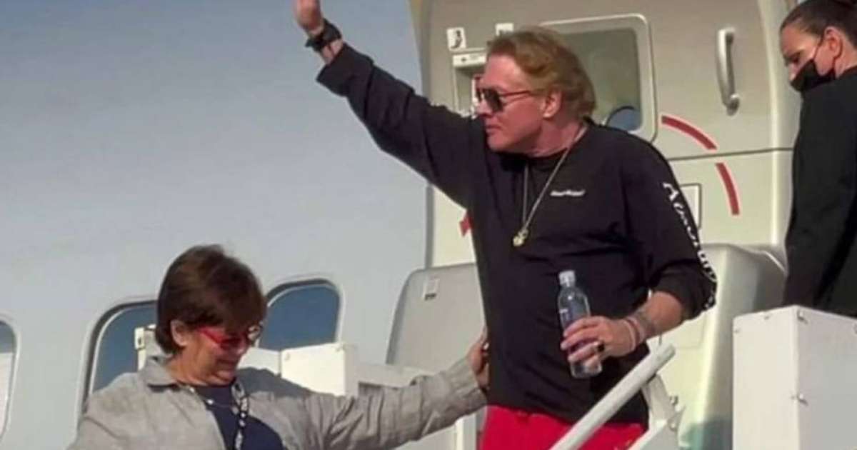 Axl Rose cumprimenta fãs ao chegar em Manaus para show