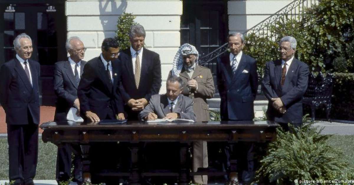 1993: Rabin e Arafat assinam Acordos de Oslo