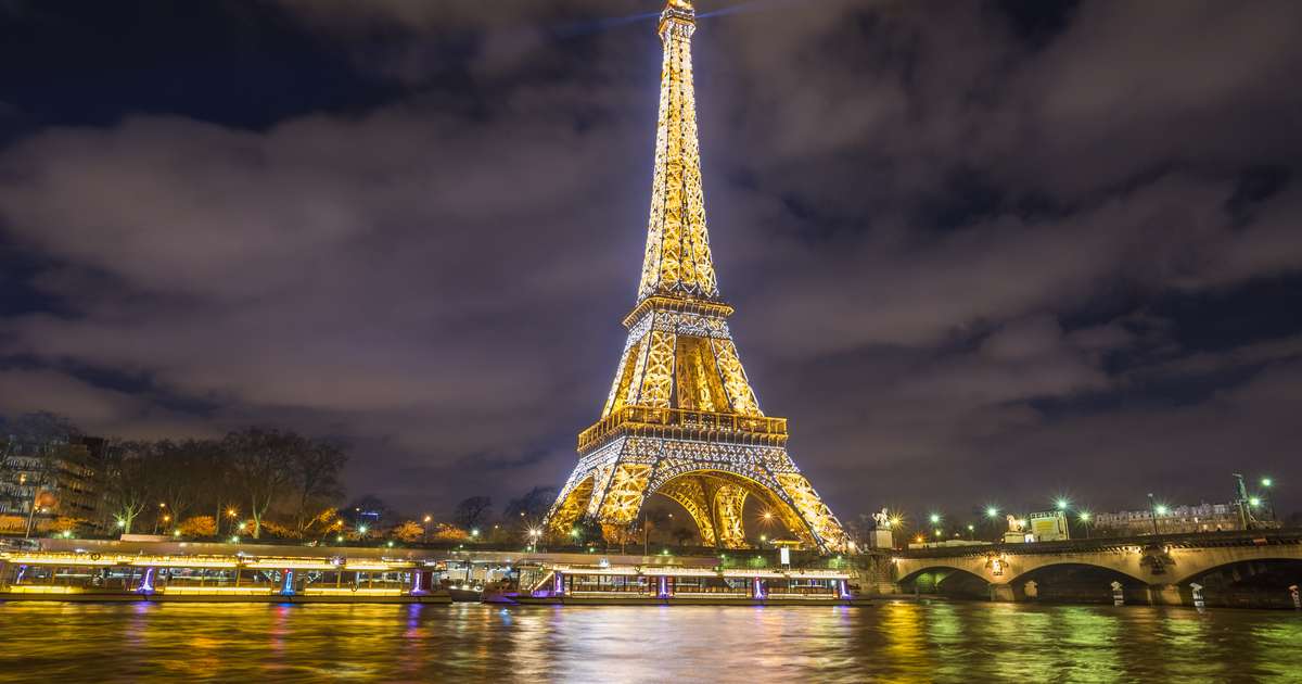 Luzes se apagam mais cedo na Torre Eiffel por economia de energia em Paris