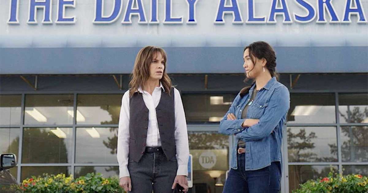 Hilary Swank é repórter no trailer da nova série "Alaska Daily"