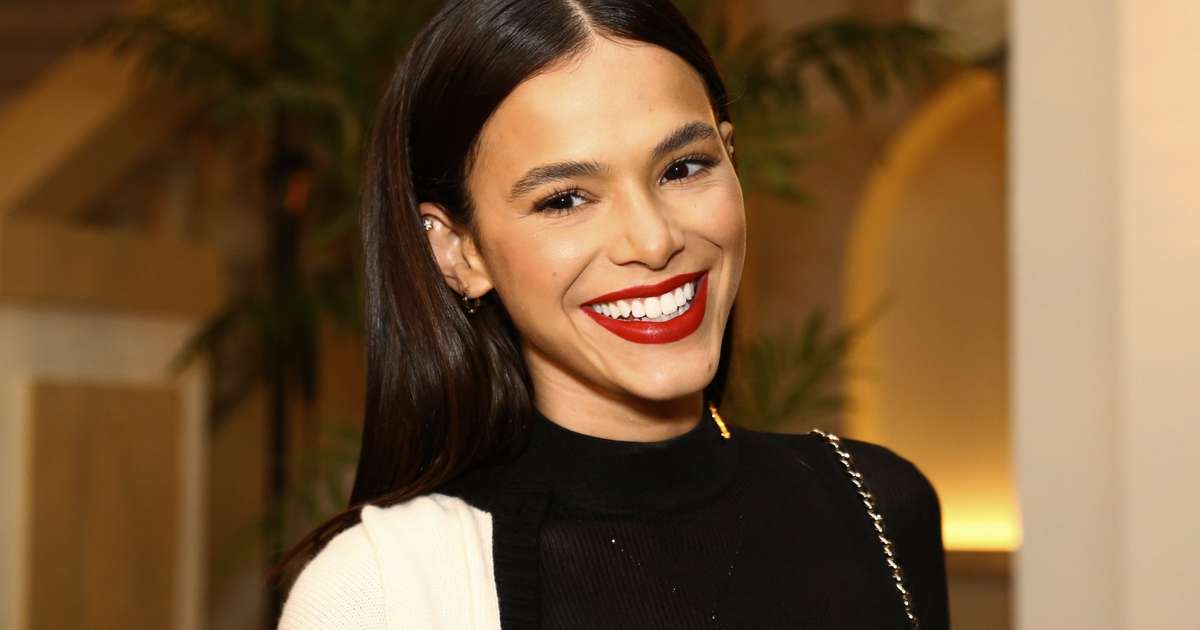 Bruna usa meia-calça com shorts em première com Viola Davis