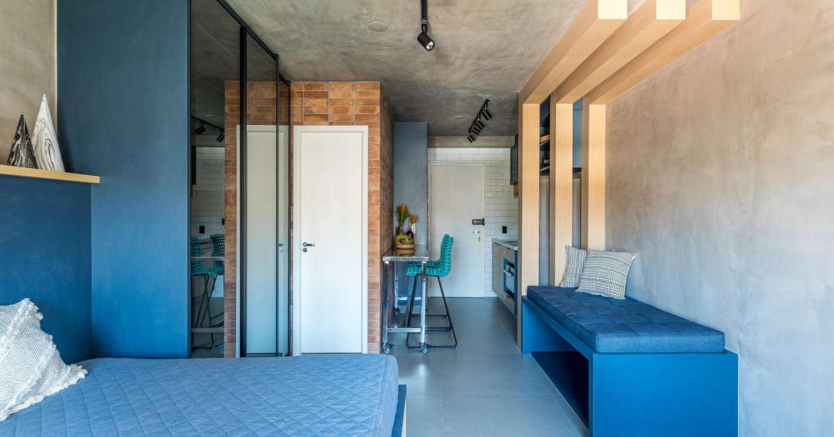 Studio de 25 m² exibe marcenaria em tons de azul e muita praticidade