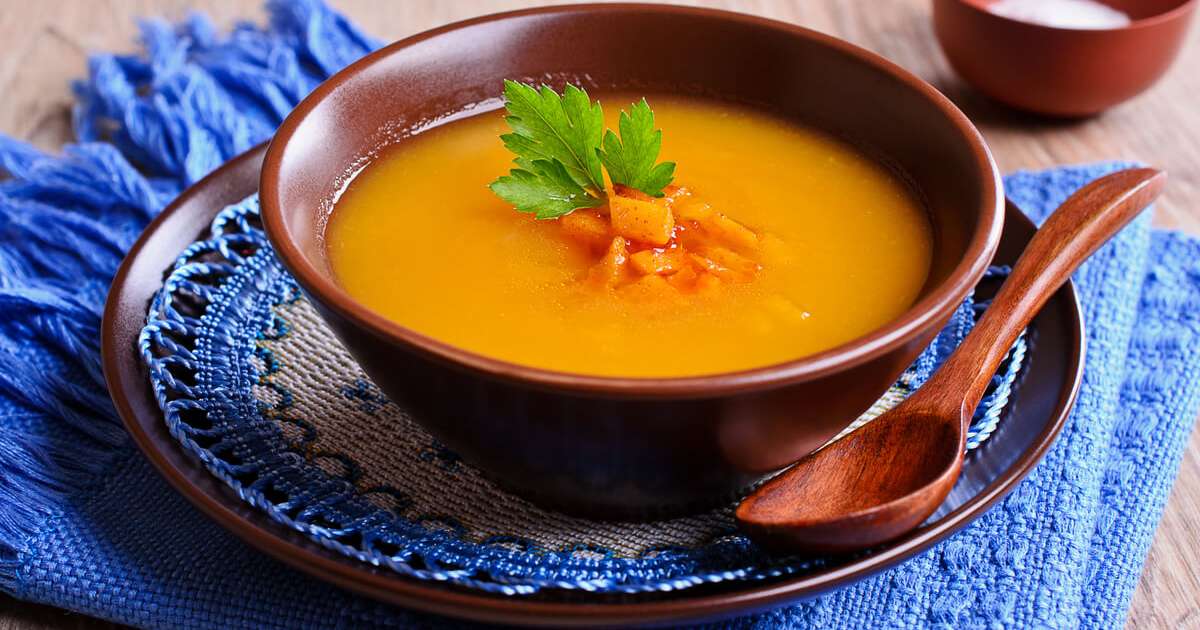 5 receitas de sopas fáceis para espantar o frio