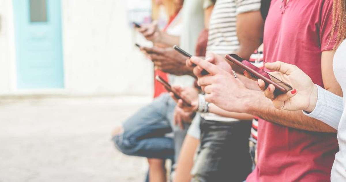 O que é phubbing, ato de ignorar pessoas ao redor para usar celular