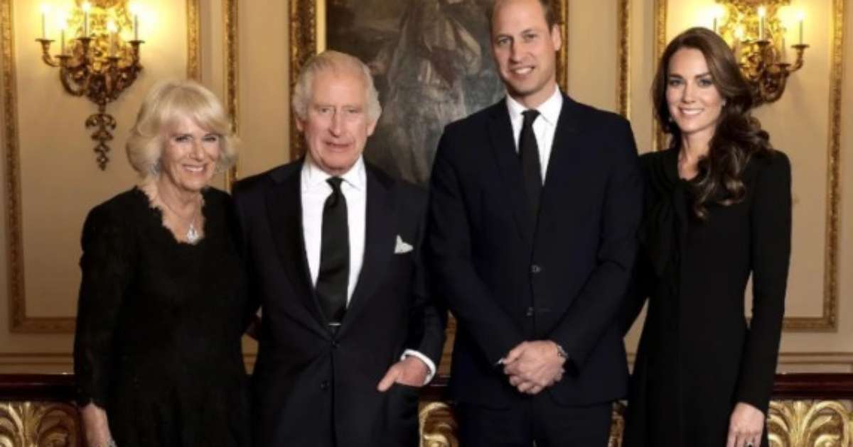 Rei Charles publica primeira foto da Família Real e detalhe chama atenção
