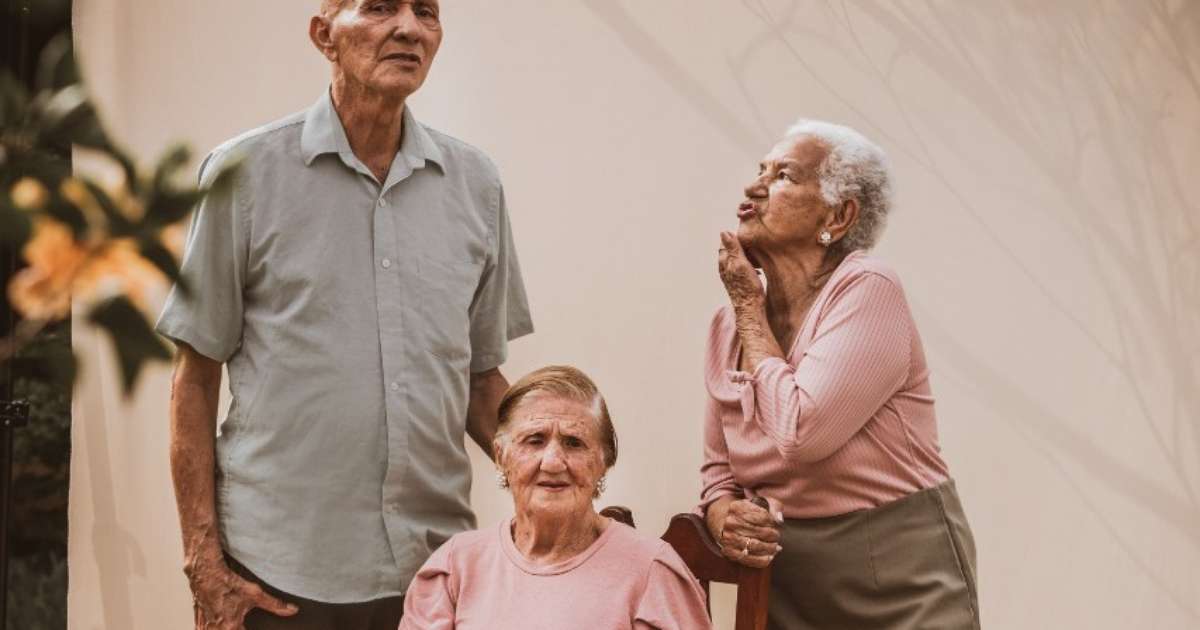 Fotógrafa promove autoestima de idosos que vivem em lar por meio de ensaios