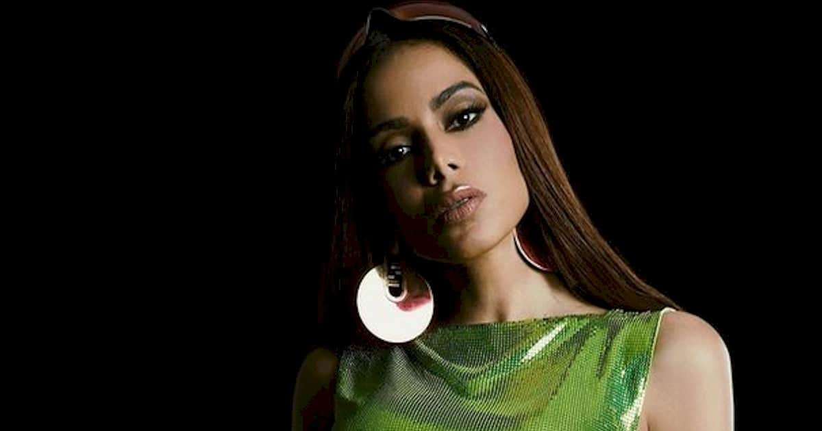 Anitta faz ensaio sensual no Instagram com look brilhante