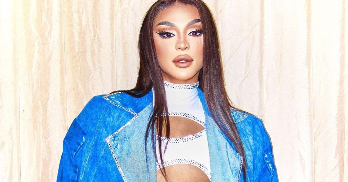 Pabllo Vittar cai do palco durante show em Manaus
