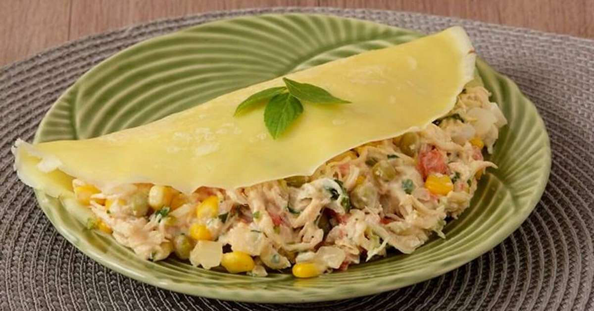 Crepioca recheada com frango para um café da manhã fit