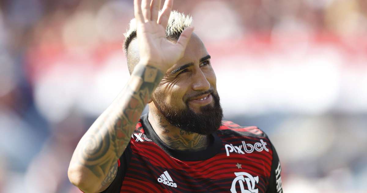 Vidal, do Flamengo, acompanha funeral do pai por videoconferência