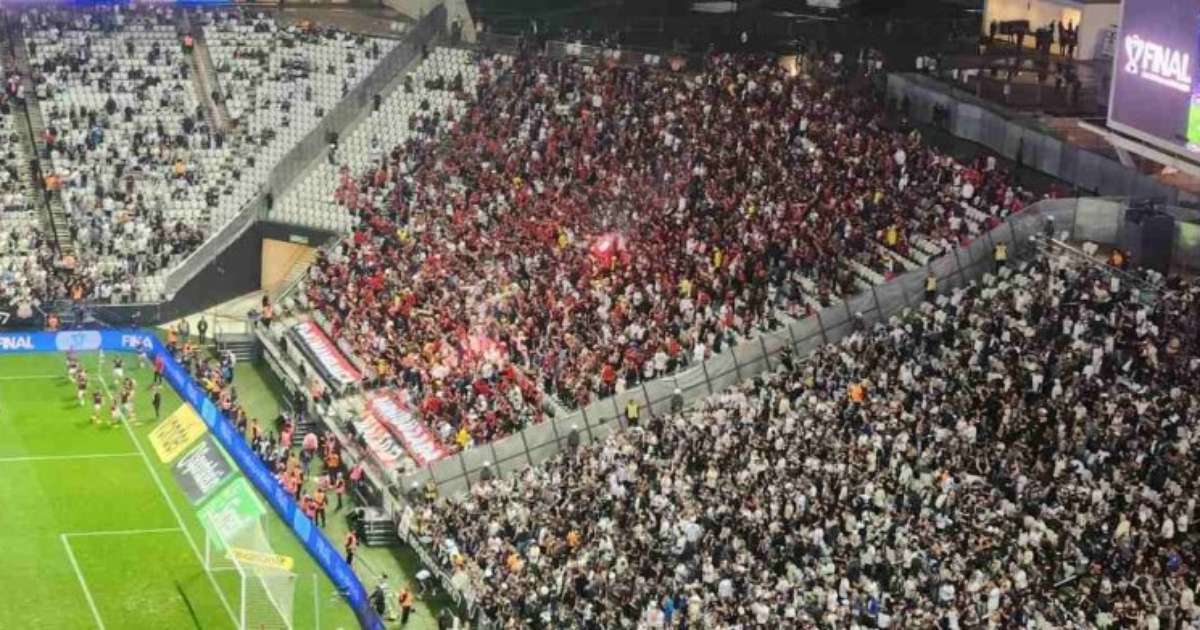 Torcedores do Flamengo pulam a catraca da Neo Química Arena na final da ...