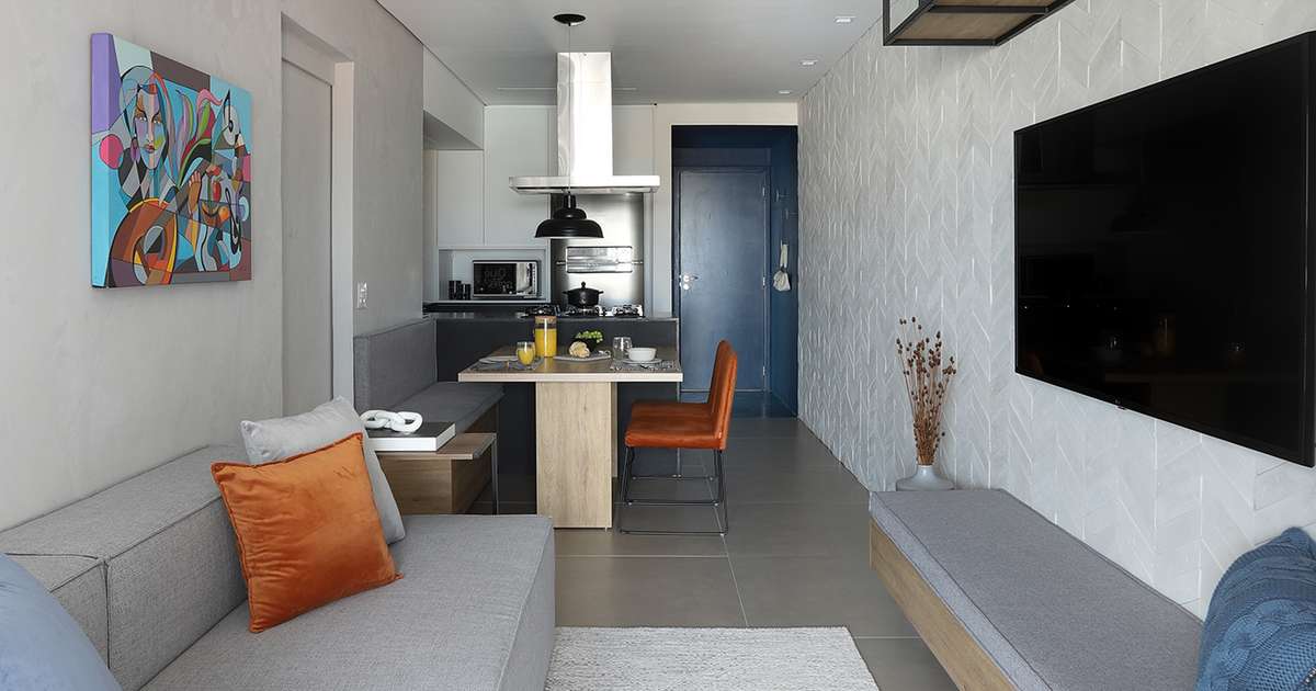 Apartamento de 70 m² ganha novo layout na área social e décor moderna