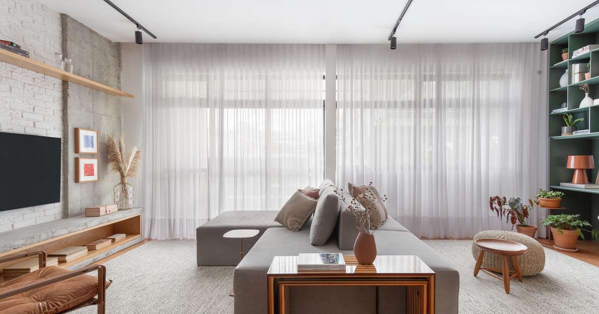 Estante verde, integração e madeira marcam este apê de 115m²