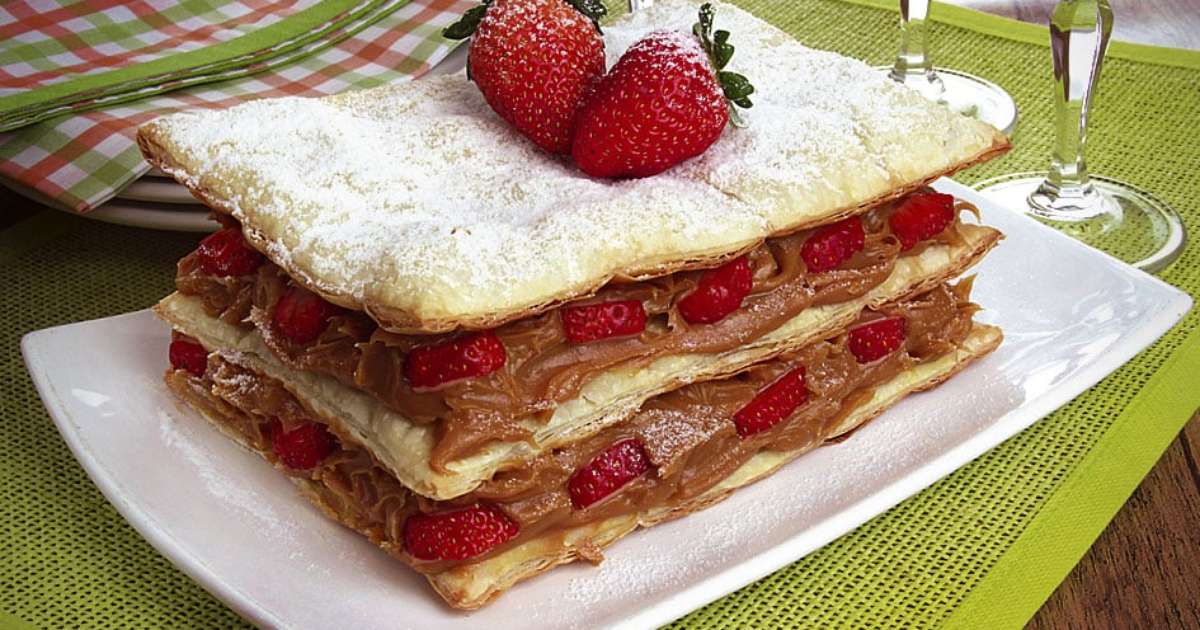 Saiba como fazer o espetacular mil folhas de morango com doce de leite