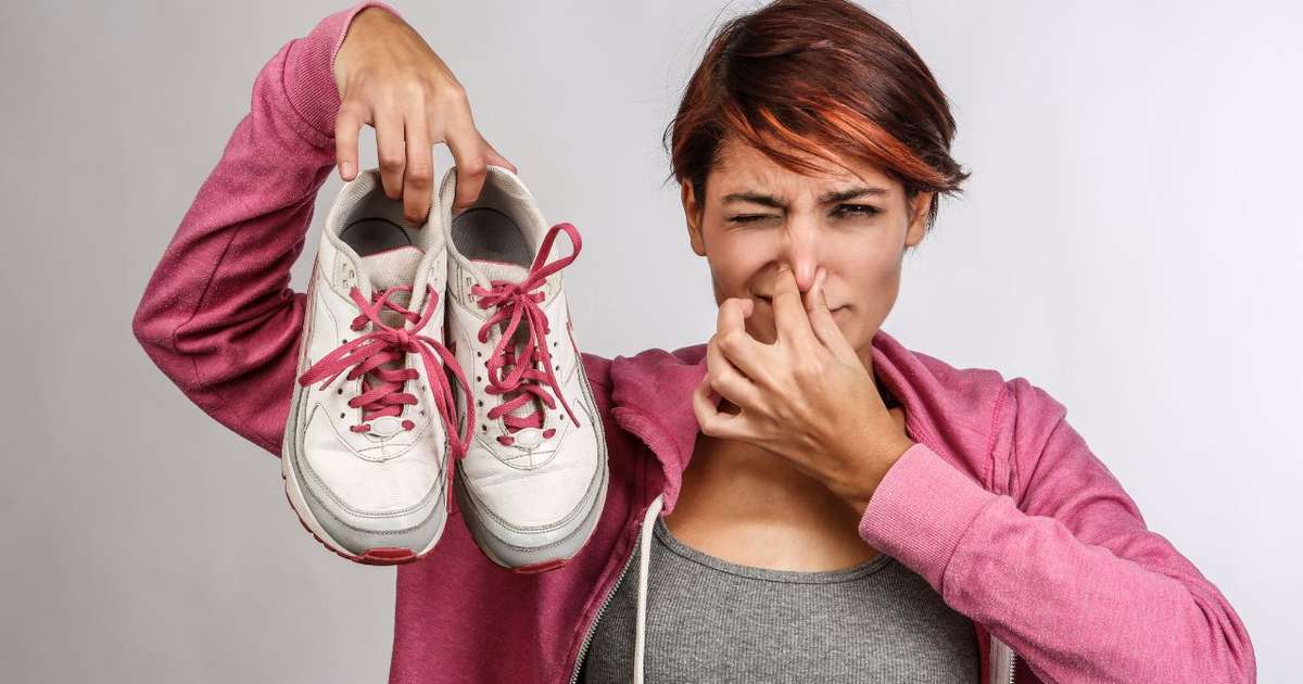 Mau cheiro? Veja dicas de limpeza para aumentar a vida útil de calçados