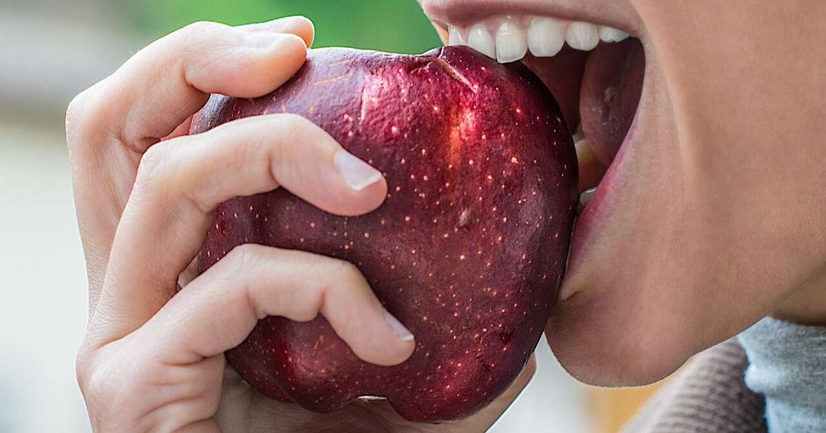 Quais os benefícios de comer uma maçã em jejum? Entenda