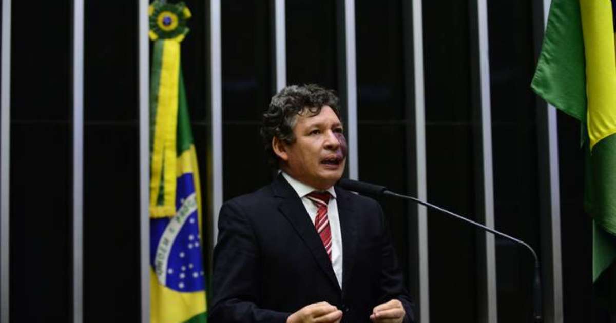 Líder do PT na Câmara acena com proposta para enxugar PEC da Transição