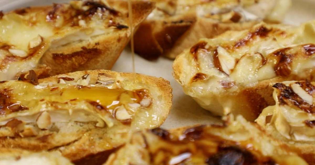 Entrada perfeita para fazer em casa: bruschetta com brie e mel