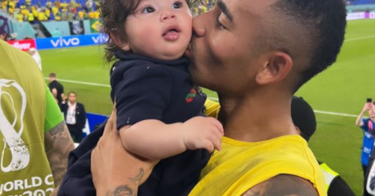Gabriel Jesus comemora vitória da Seleção na Copa do Mundo com Raiane ...