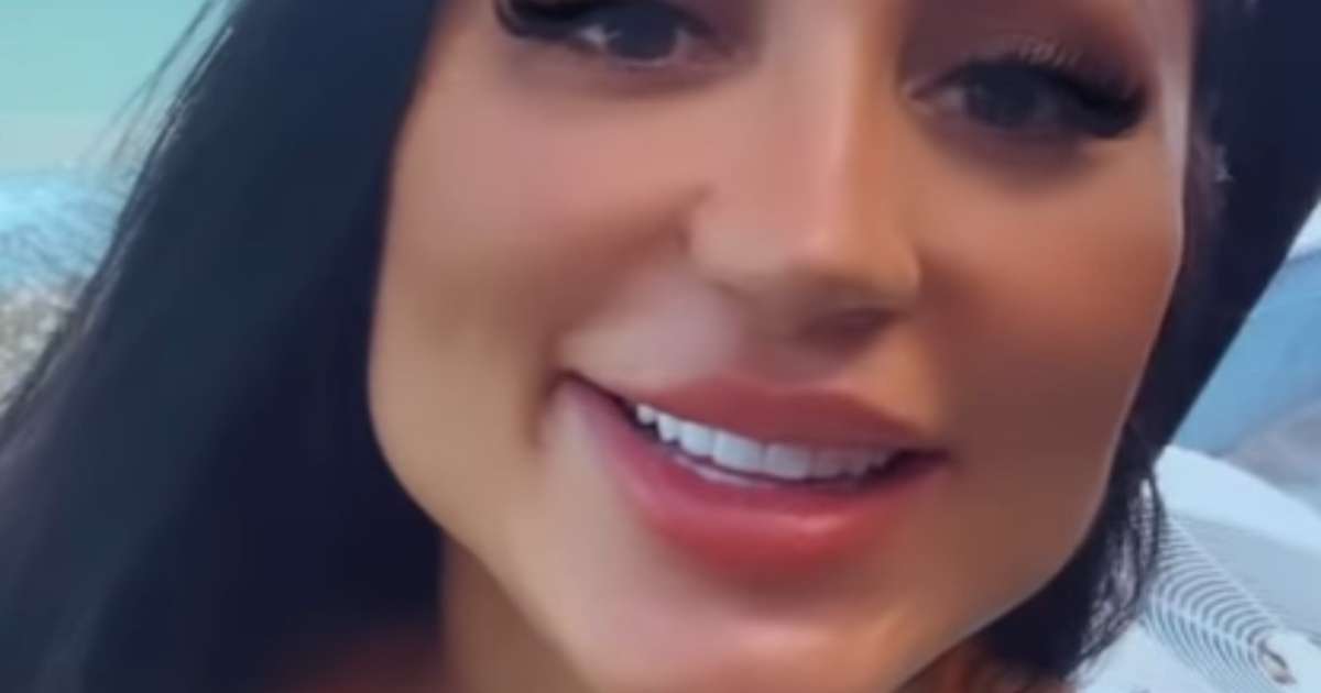 Irmã de Deolane vai à Farofa da Gkay com a mãe no hospital. "Não era grave?"