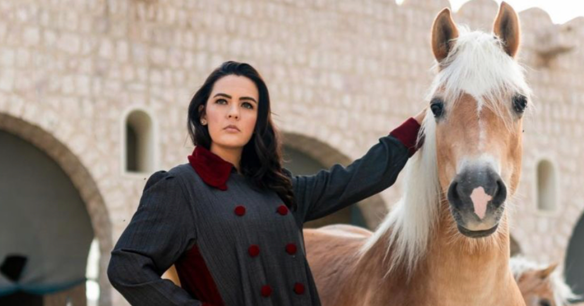 Conheça a ex-modelo brasileira que ensina equitação para a realeza do Catar