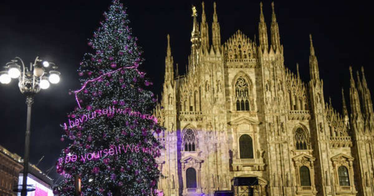 Milão ilumina árvore de Natal com 40 mil luzes de LED