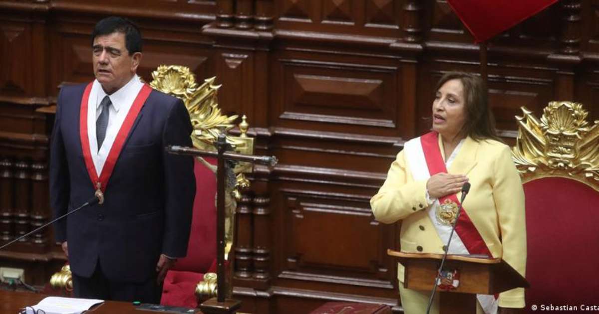 Dina Boluarte assume presidência no Peru após queda de Castillo