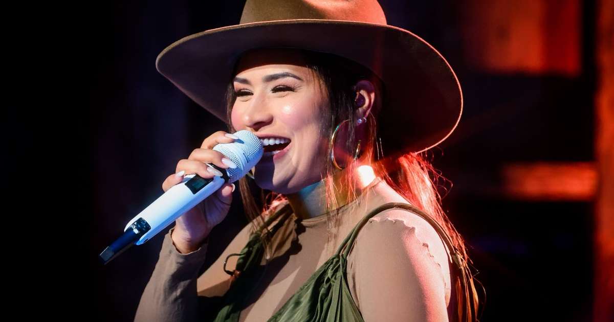 Simone Mendes grava 1º DVD solo com 2 looks alongadores