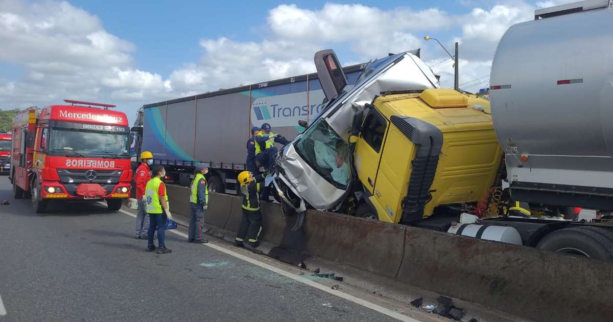 Carros são prensados por carretas e duas pessoas morrem em Santa Catarina