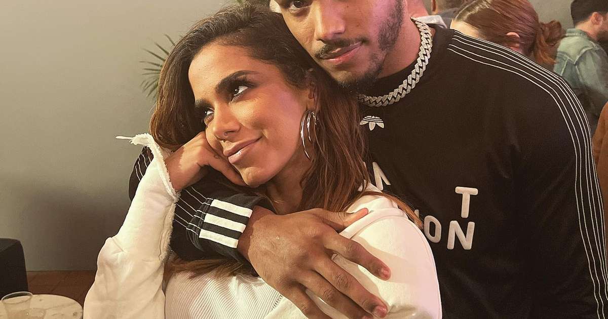 Ator de "Grey's Anatomy" compartilha fotos abraçadinho com Anitta