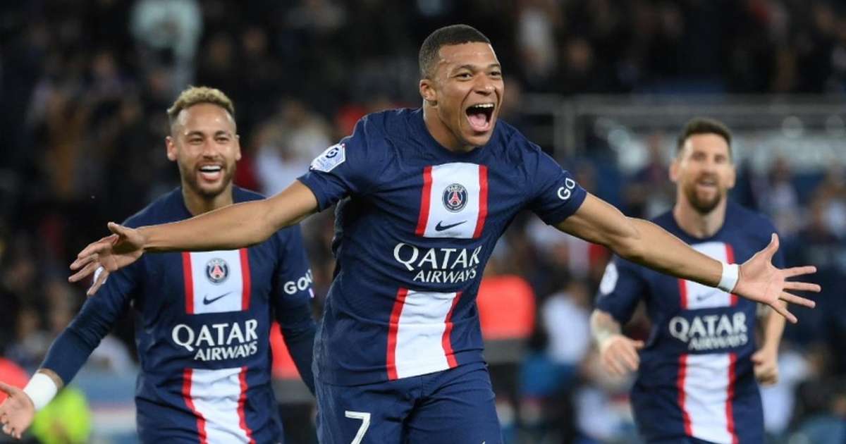 Mbappé e outros craques do PSG recebem camisa de gigante brasileiro ...