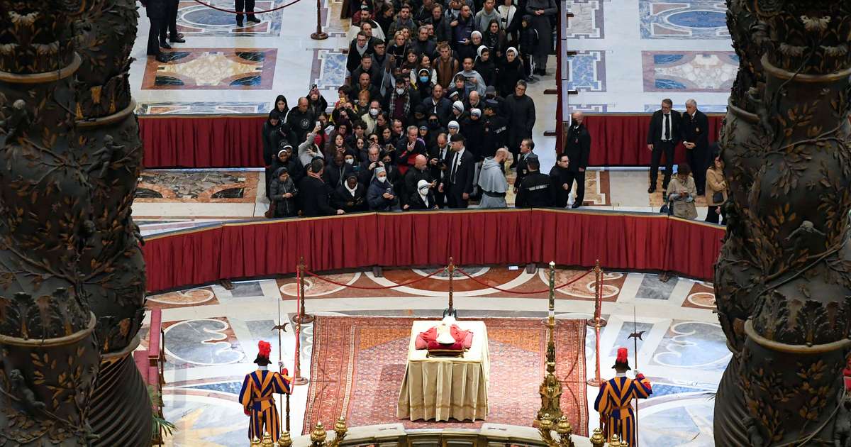 Vaticano inicia funeral público de Bento XVI em basílica