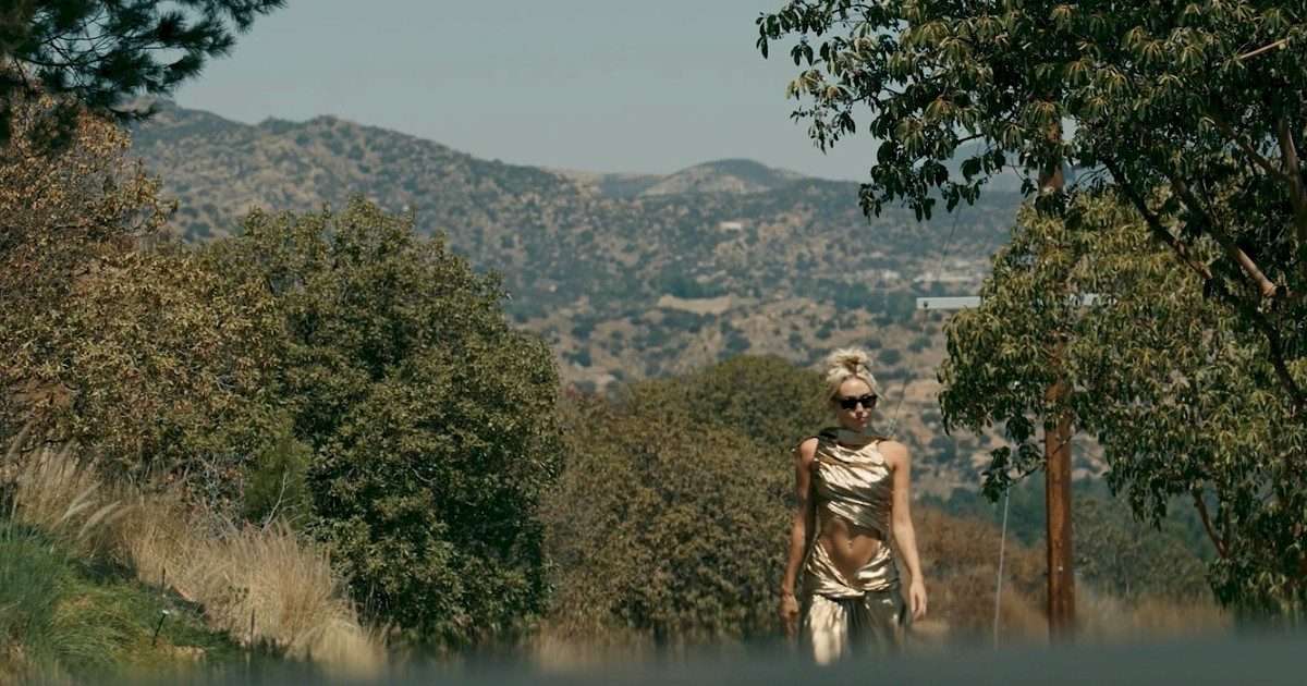 Miley Cyrus anuncia novo single "Flowers" para janeiro