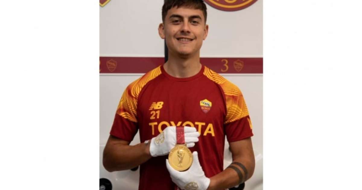 Campeão com a Argentina, Dybala doa medalha da Copa do Mundo